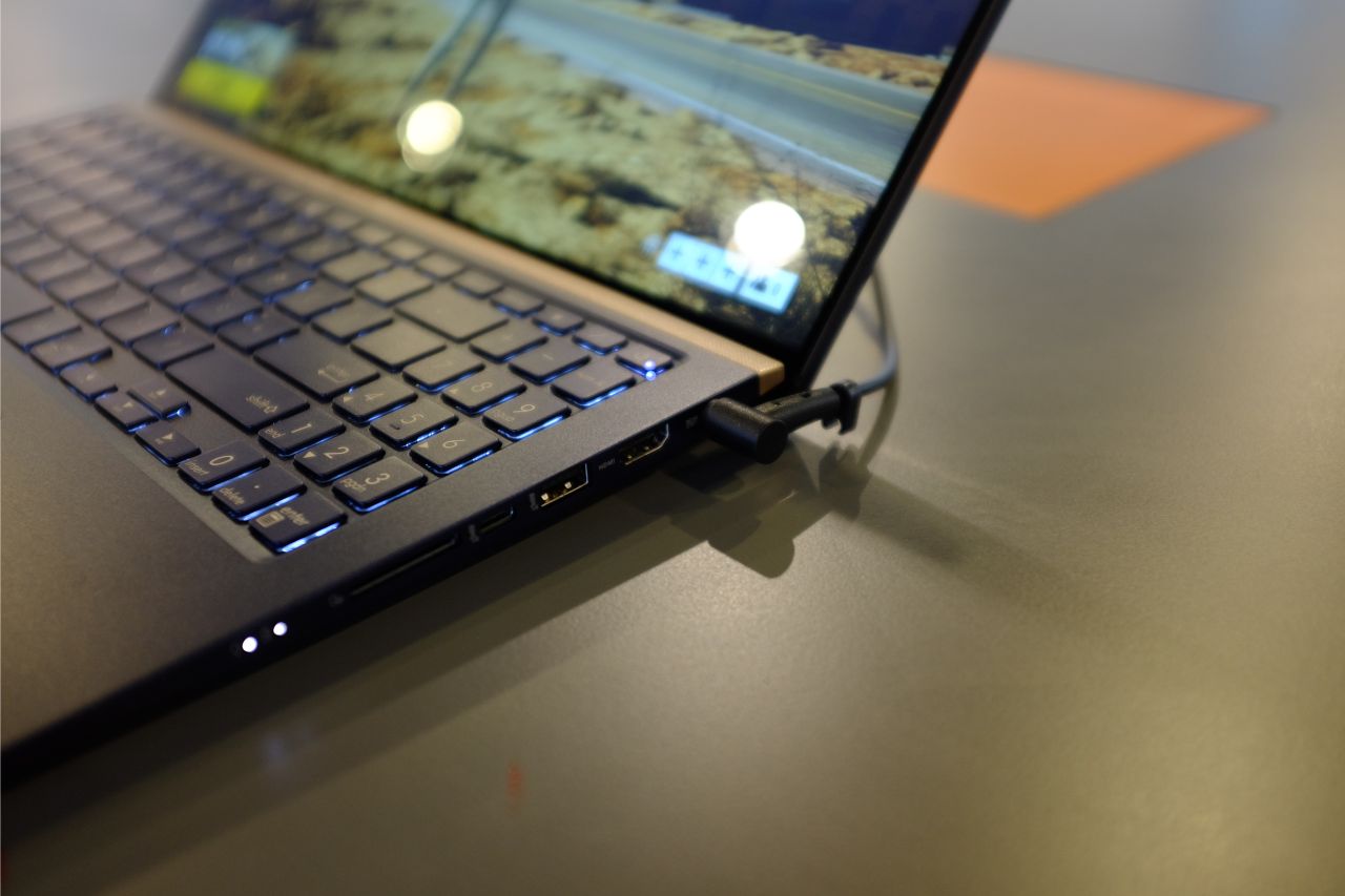 ASUS ZenBook 15 UX534FT - Ultrabook với hiệu năng của Gaming laptop